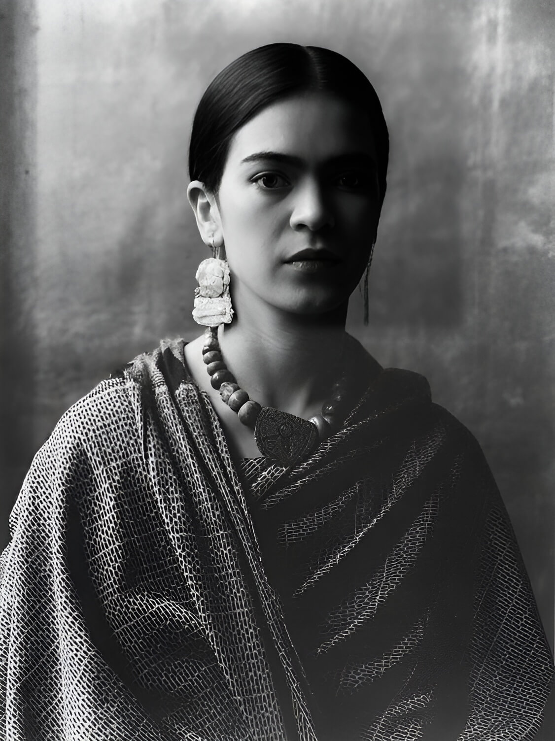 Rare Portraits of Frida Kahlo in HD - Face26