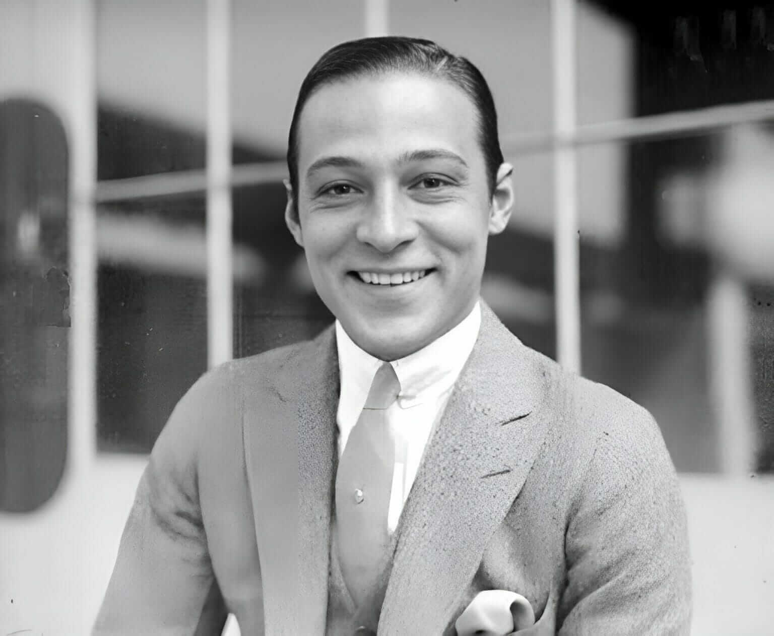 30 Amazing and Rare Photos of Rudolph Valentino - Face26