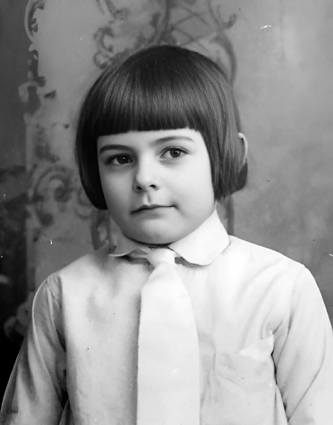 30 Amazing and Rare Photos of Ernest Hemingway - Face26 - AI Photo Enhancer