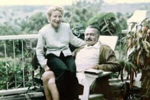 30 Amazing and Rare Photos of Ernest Hemingway - Face26 - AI Photo Enhancer