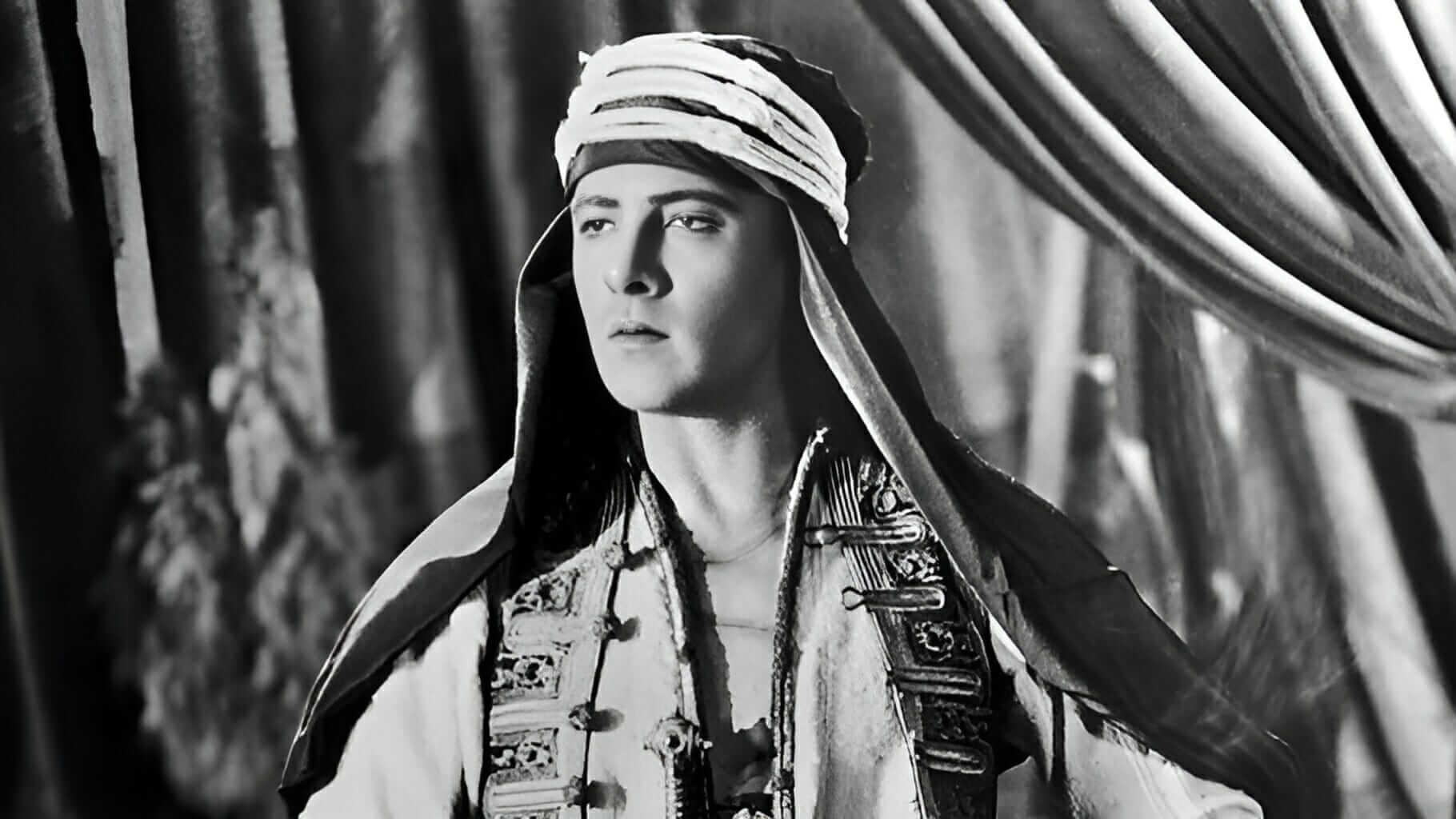 30 Amazing and Rare Photos of Rudolph Valentino - Face26