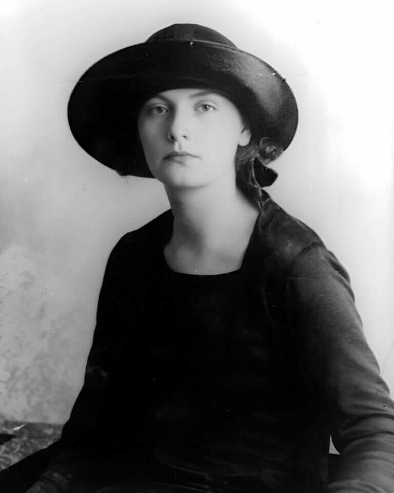 30 Amazing and Rare Photos of Greta Garbo - Face26 - AI Photo Enhancer