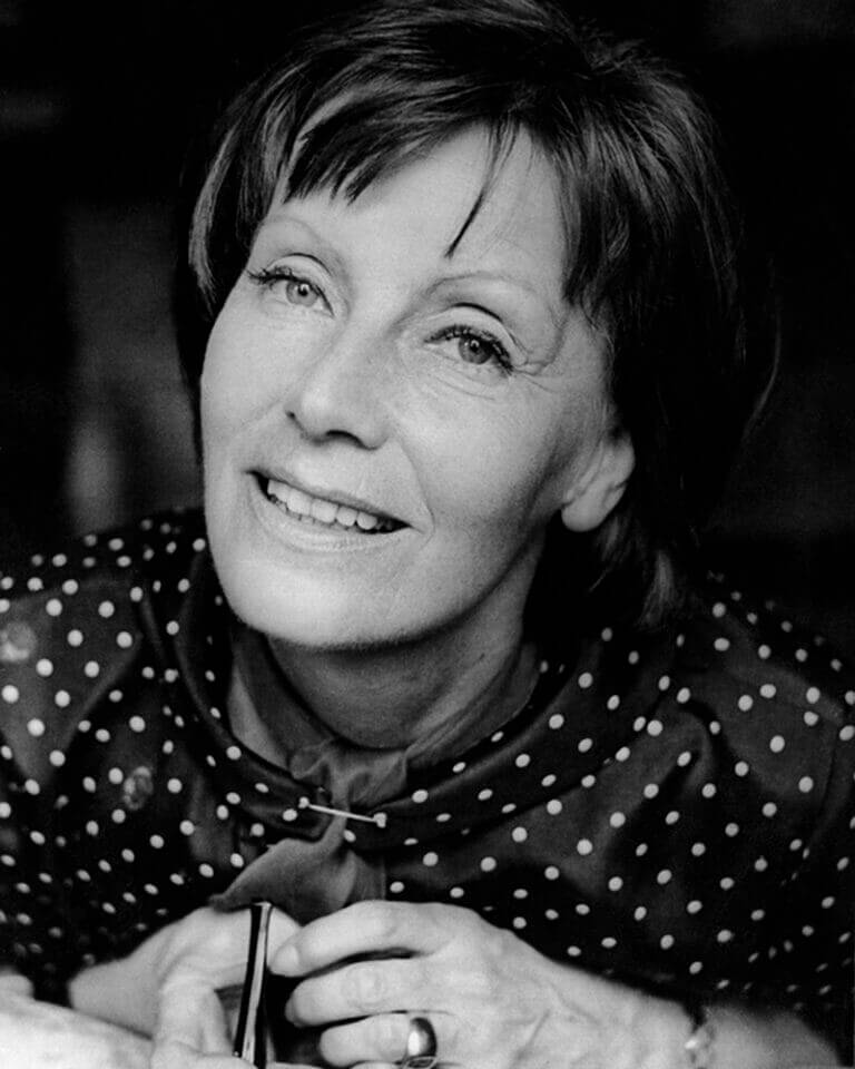 30 Amazing and Rare Photos of Greta Garbo - Face26 - AI Photo Enhancer