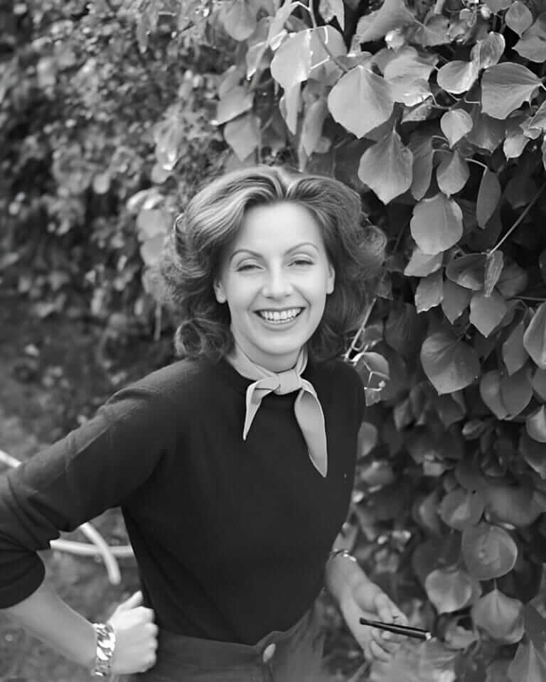 30 Amazing and Rare Photos of Greta Garbo - Face26 - AI Photo Enhancer
