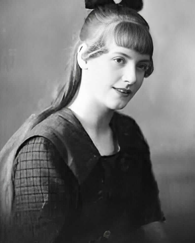 30 Amazing and Rare Photos of Greta Garbo - Face26 - AI Photo Enhancer